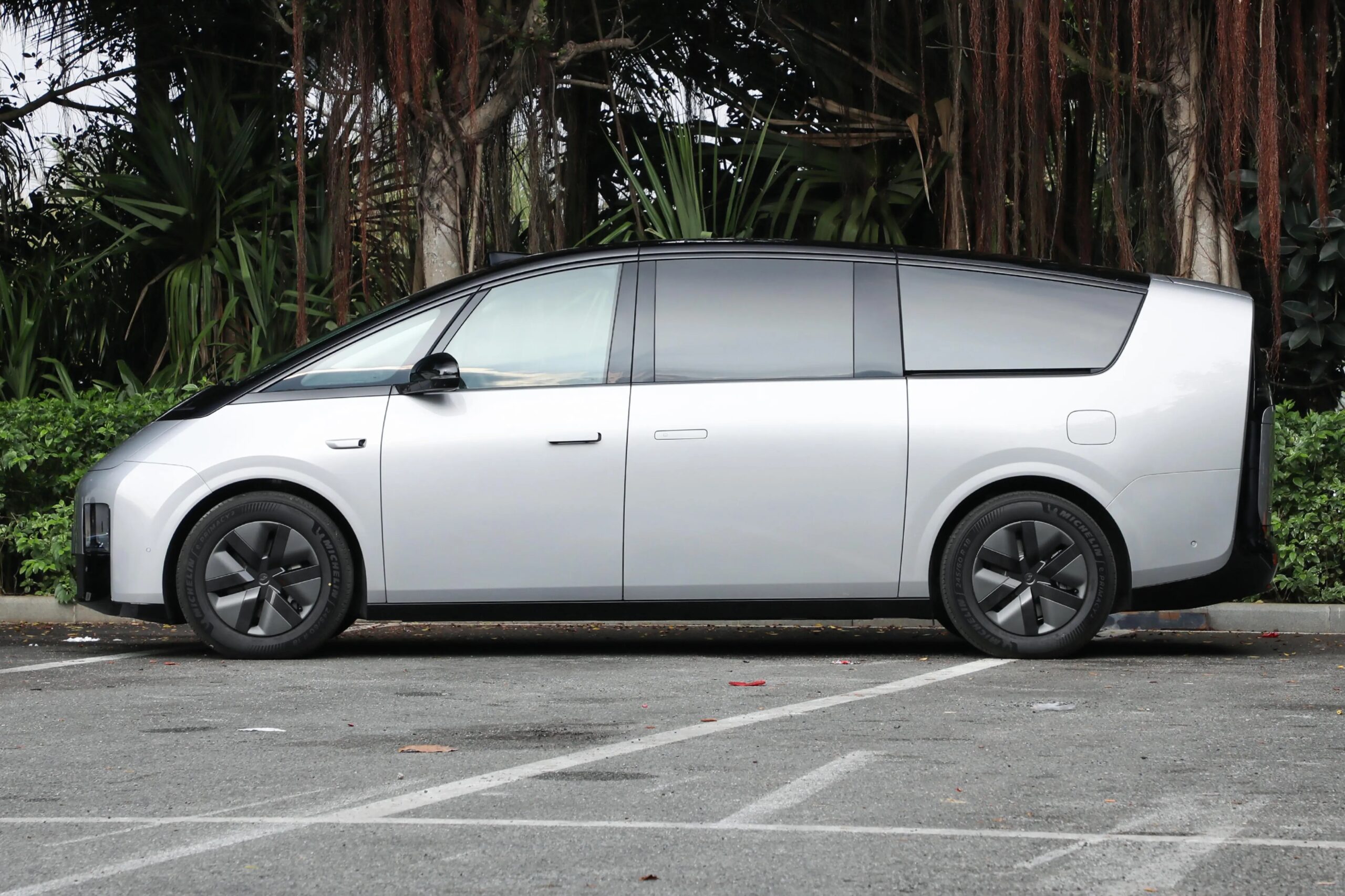 Li Auto Mega Ultra – GreenFastAuto