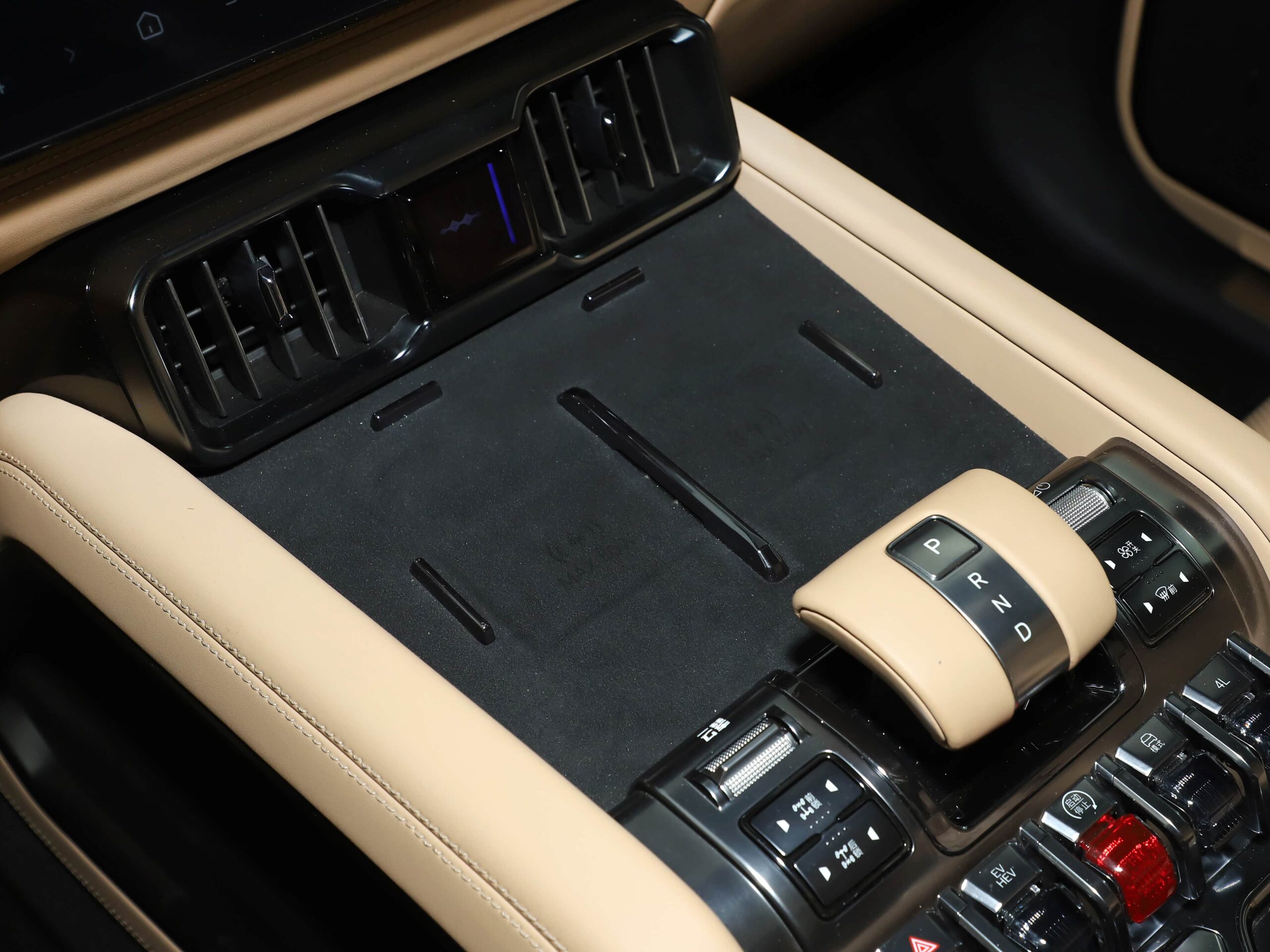 BYD LEOPARD 8 FLAGSHIP 7-SEATER 750Hp – GreenFastAuto