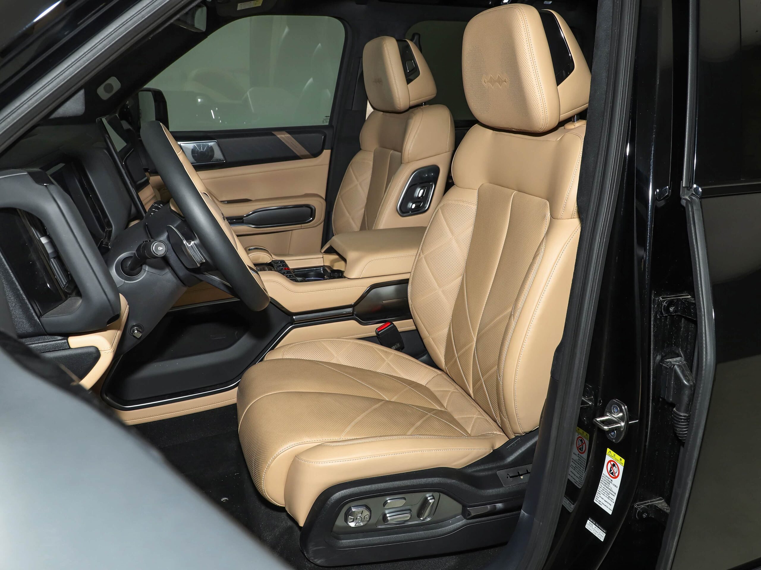 BYD LEOPARD 8 FLAGSHIP 7-SEATER 750Hp – GreenFastAuto