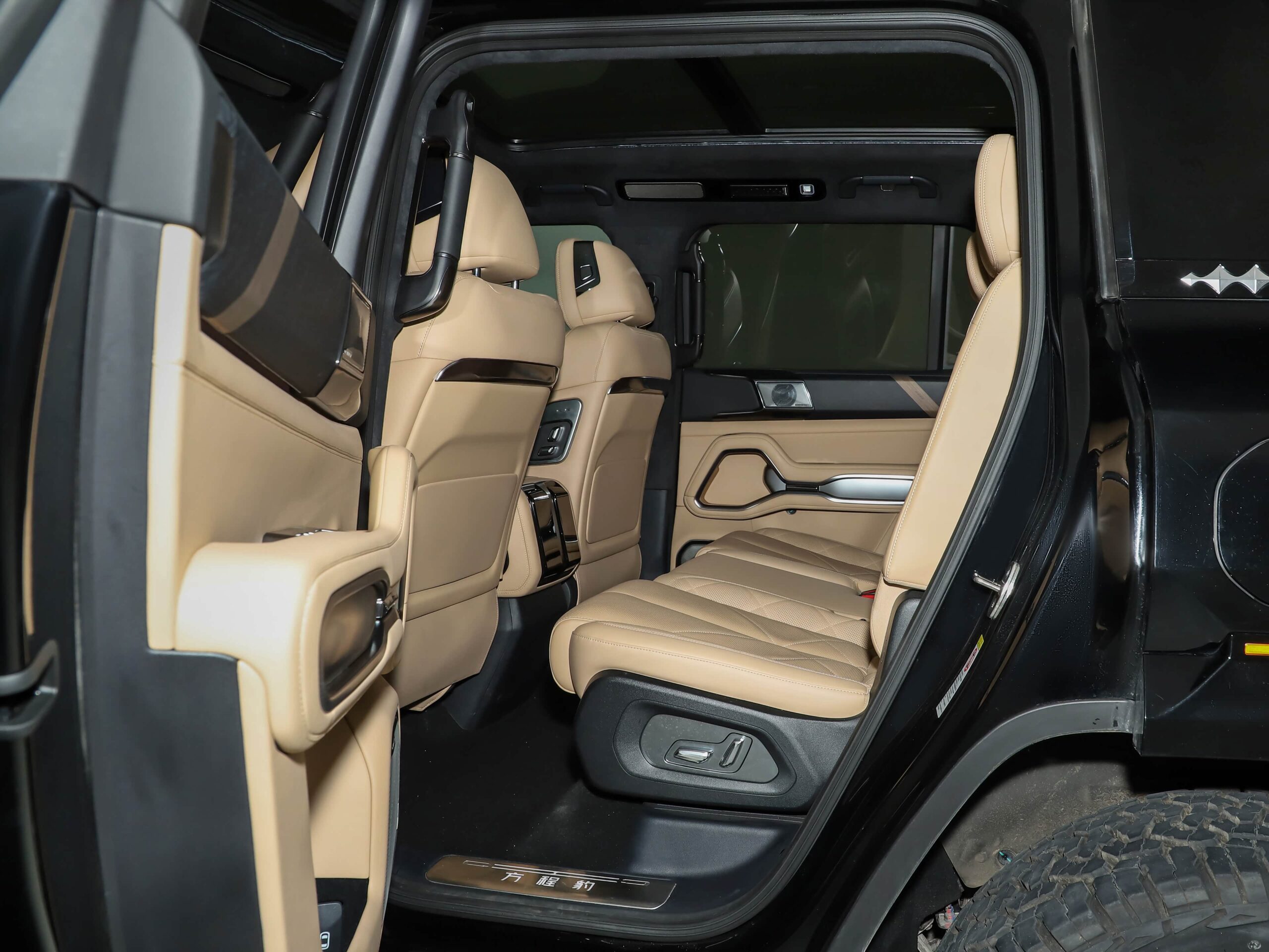 BYD LEOPARD 8 FLAGSHIP 7-SEATER 750Hp – GreenFastAuto