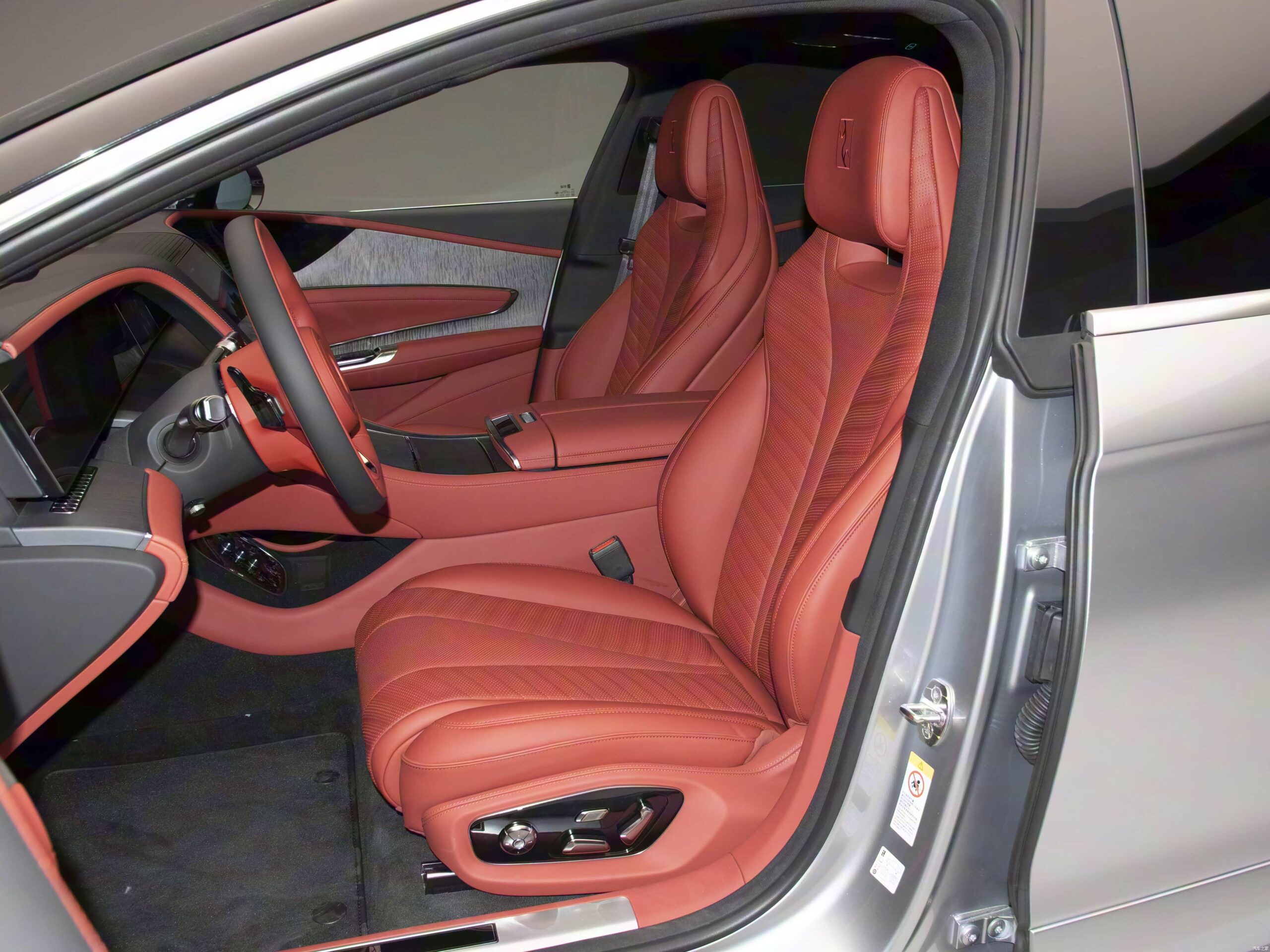 BYD YANGWANG U7 PHEV LUXURY 5-Seater 1306Hp – GreenFastAuto
